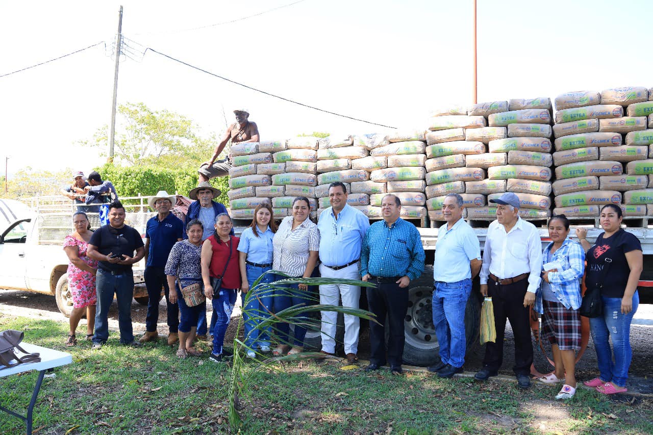 Entrega de paquetes de cemento para fortalecer la economía familiar ...