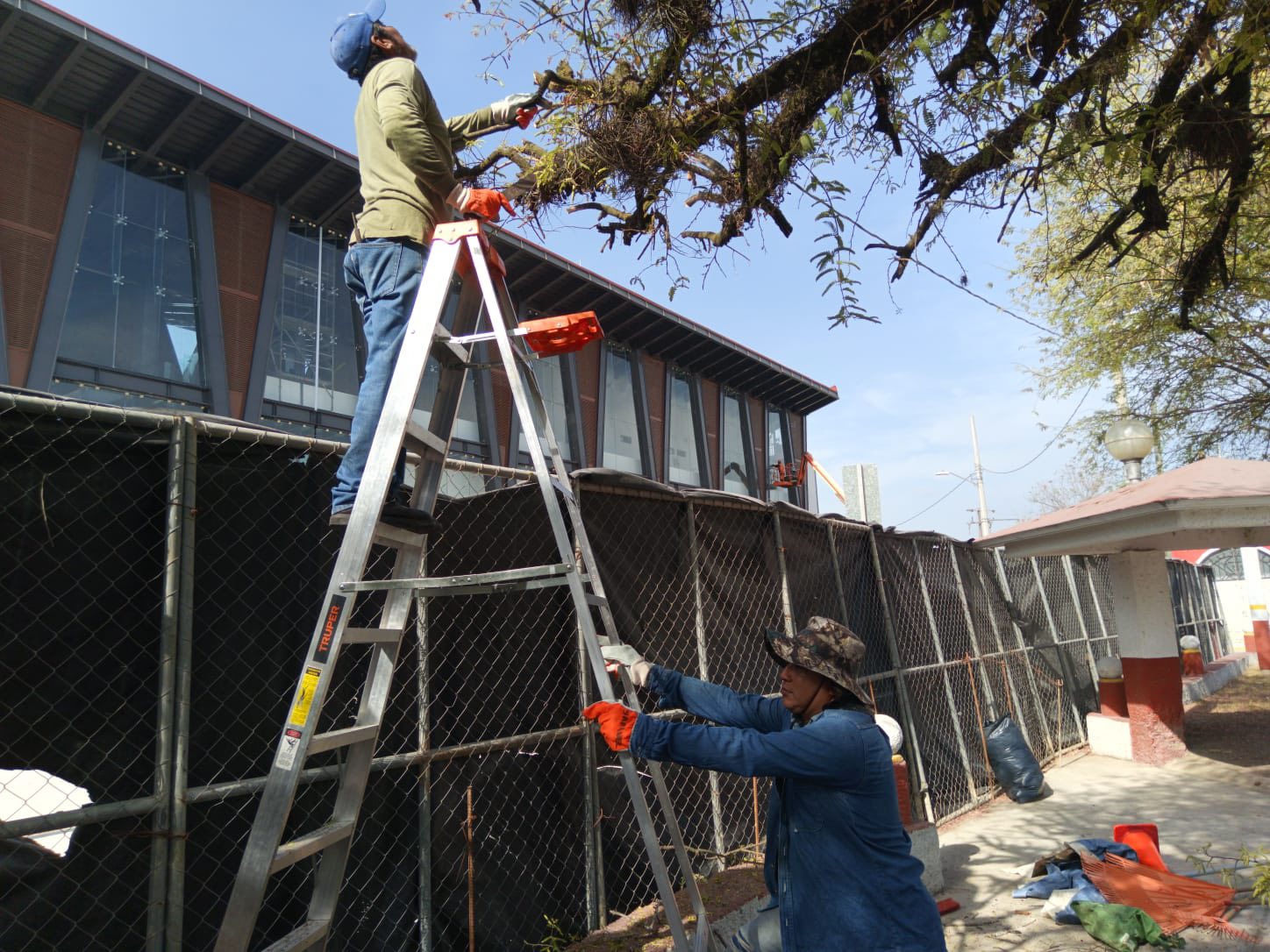 Renovación y limpieza en el parque Colonia Estación - Tenosique Tab.